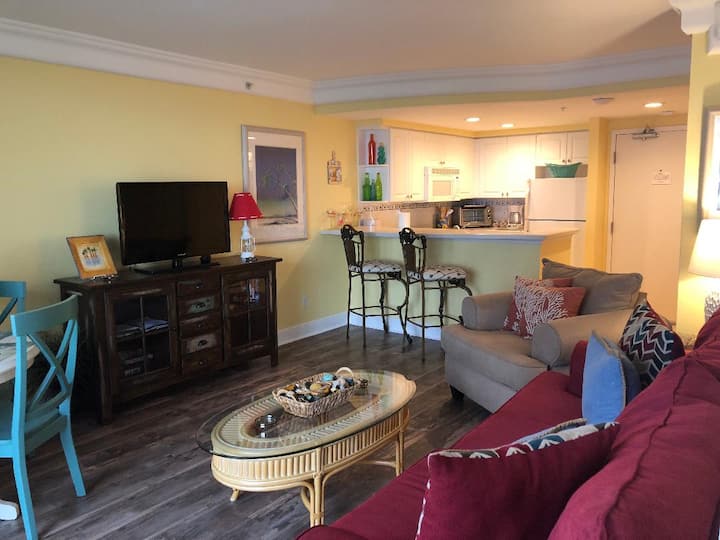 Daytona Beach Ocean View Condo 1b 1b. 2 Pools Open - Daytona Beach, FL