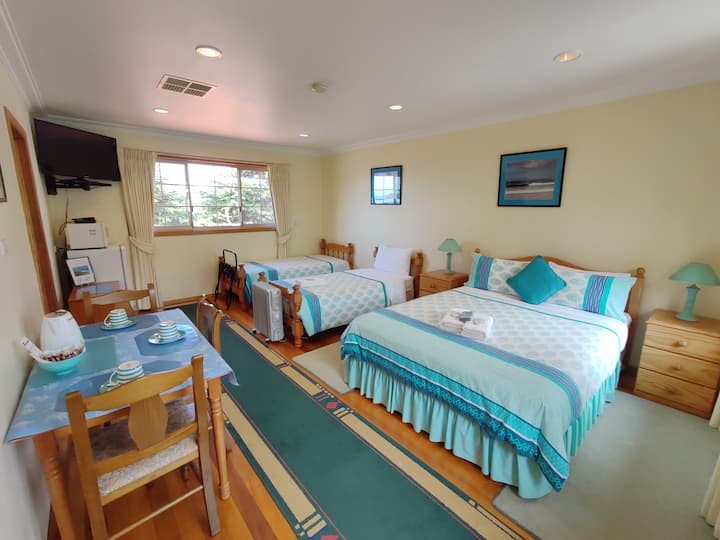 Angela's Beach Stays - Open Plan Family Room - Apollo Bay