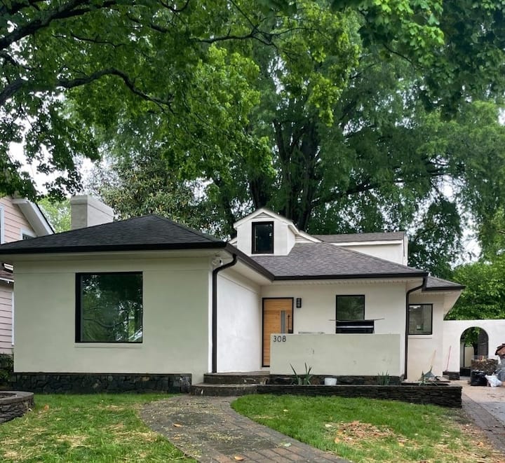 Modern 4 Br, Luxury Kitchen & Bath, Gated Backyard - Greensboro, NC