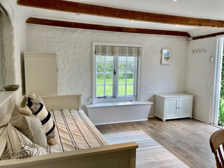 Modernised Period Stable Walk To Bosham Village - West Wittering