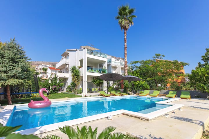 Charming Seaside Apartment With Garden And Pool. - Podstrana