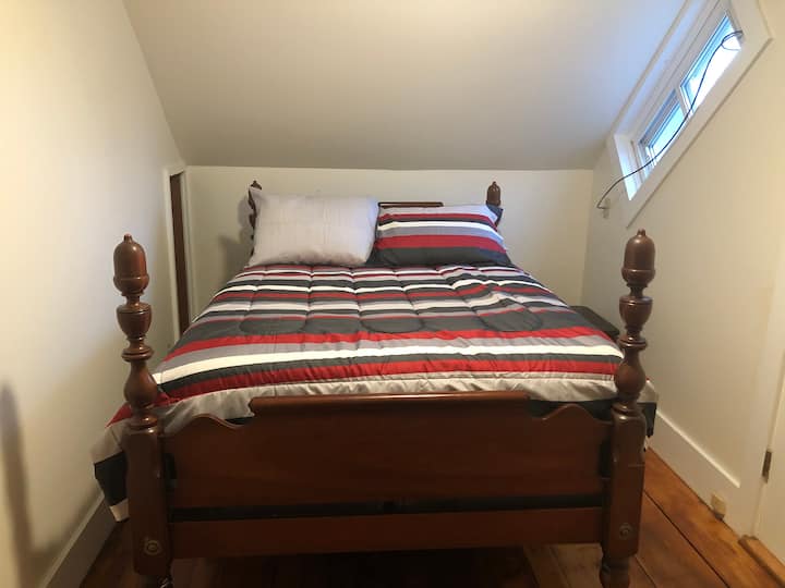 Etinde House Is Very Spacious Place To Stay And - Northampton, MA