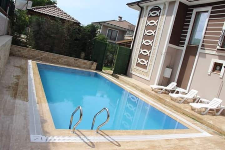 Sapanca Emirhan Villaları Müstakil Havuzlu 20 Kişi - Sapanca