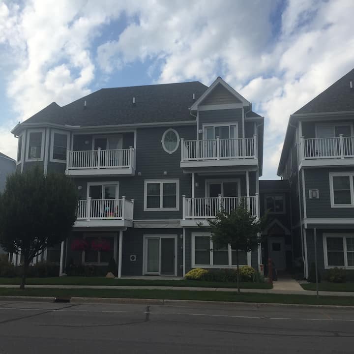 Downtown Tc-beach And Resort Across The Street - Traverse City, MI