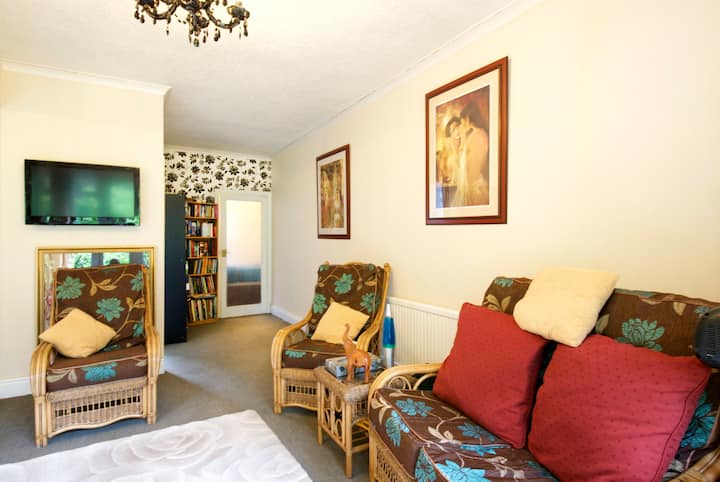 This Is A Good Sized Bedroom With Double Bed. - Cheadle