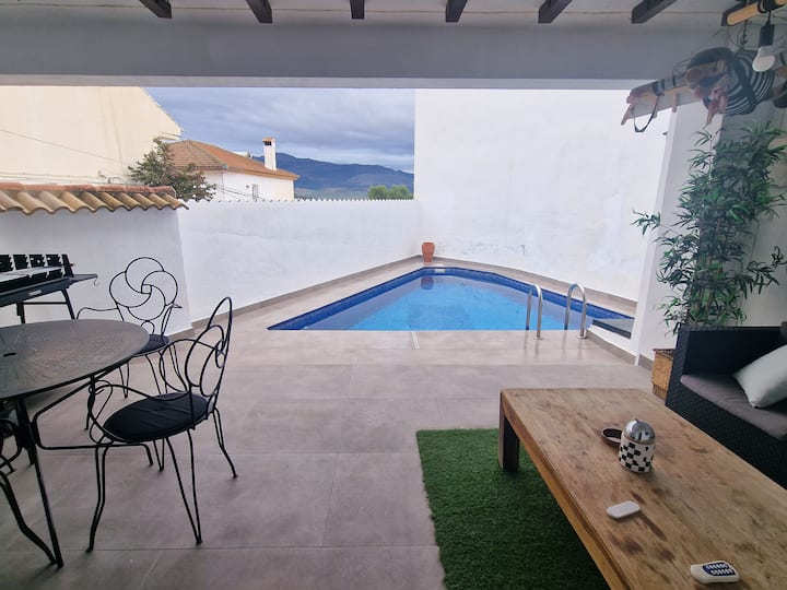 Casa Con Piscina Y Barbacoa En Una Terraza En El Primer Piso Con Unas Bonitas Vistas A La Sierra, Ubicada A Menos De Diez Minutos De La Calle Principal, Con Tres Dormitorios Equipados Con Cama Matrimonio Y Dos Baños Con Ducha Cada Uno. - Ronda