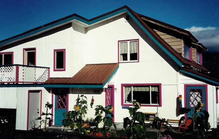 2 Downtown Rooms W/kitchenettes & Private Entrance - Seward, AK