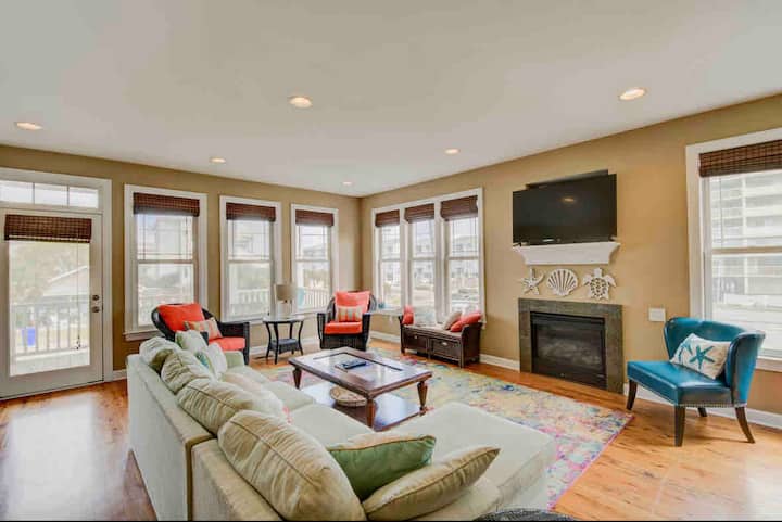 Ocean Views | Beach Access Across The Street! - Carolina Beach