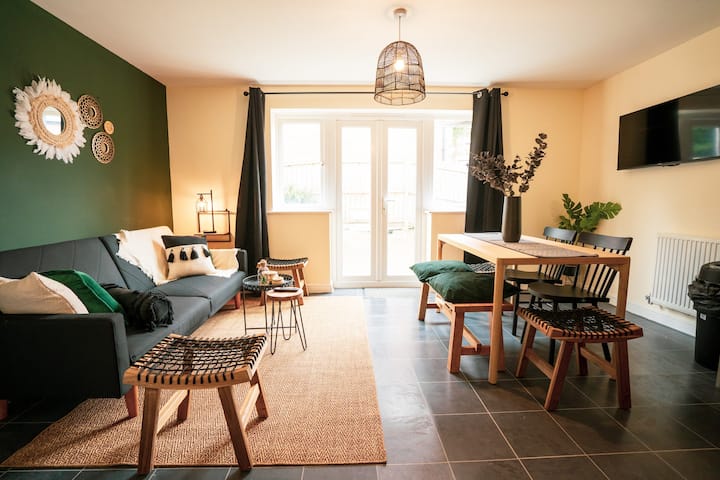 Spacious 6-br Home-suits Contractors - Yorkshire