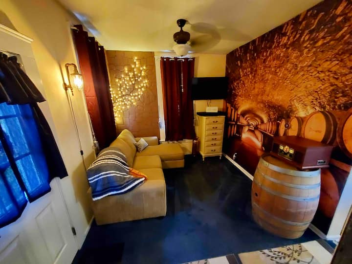 Cozy Creekside Corner Cottage Near Spire/wineries - Geneva-on-the-Lake, OH