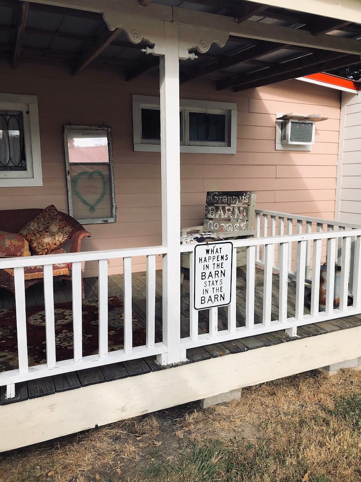 Mimosa Tree Cottage Has Tiny Kitchen , 2 Bedrooms - Round Top, TX