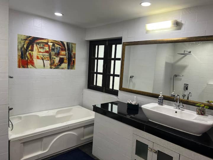 Kokaki- Luxury 2bhk With Bath-tub, Free Parking - Ghaziabad