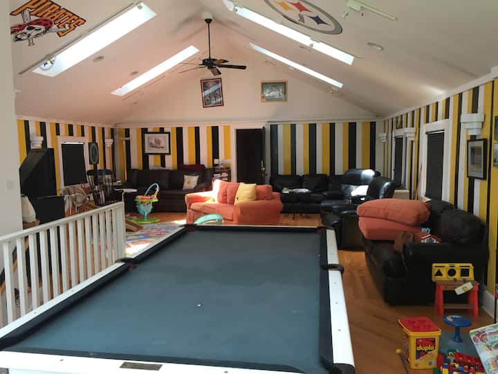 Comfy King Bedroom With Bathroom Within The Room - Lewisburg, WV