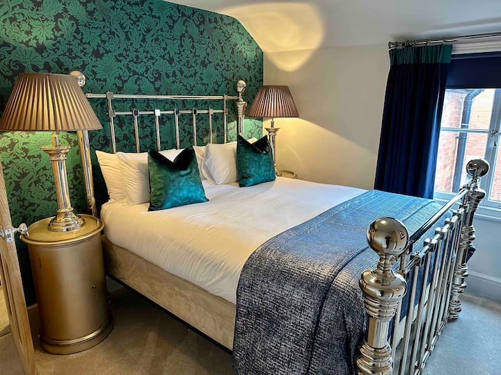 Elegant Home With Parking. Close To Theatre & Park - Shrewsbury
