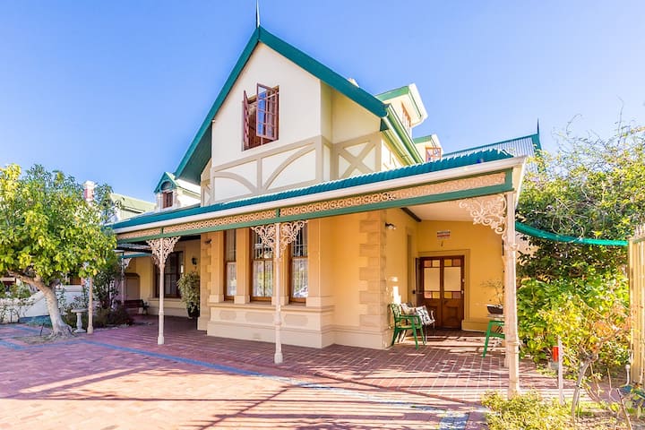 Tabanchu Villa Welcomes You - Stellenbosch