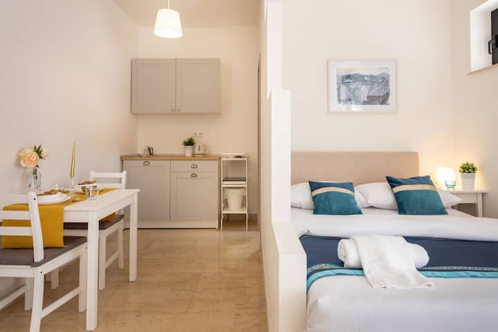 Colorful Studio Near Kvaternik Square - Zagreb