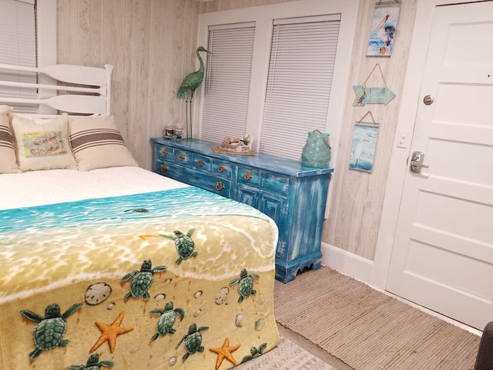 Sea Turtle Themed Cottage Near Cove Harbor - Rockport, TX