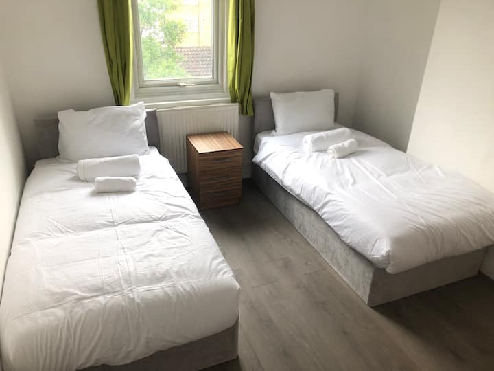 (Room C) Comfy Twin Room Euston & Kings Cross - London