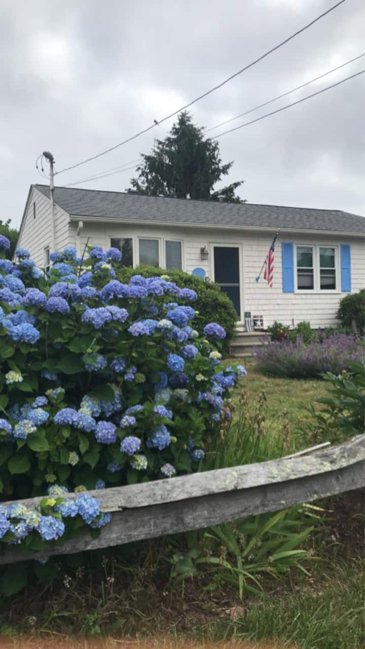 Cozy Beautiful Beach Cottage - Narragansett, RI