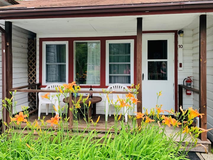 Efficiency Unit On Lake W/ Kitchenette & Amenities - Lake George, NY