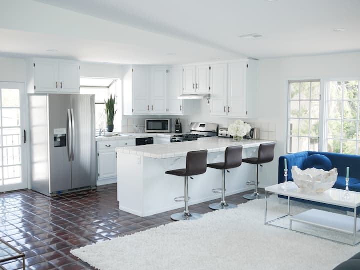 Top Floor.10% Off! No Shared Walls!super Bright. - Beverly Hills, CA