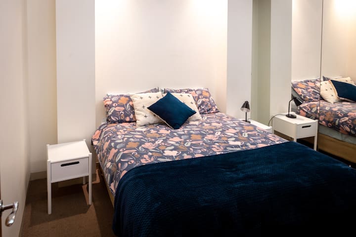Secure 1 Bedroom Apt Opposite Flinders St Station - Melbourne