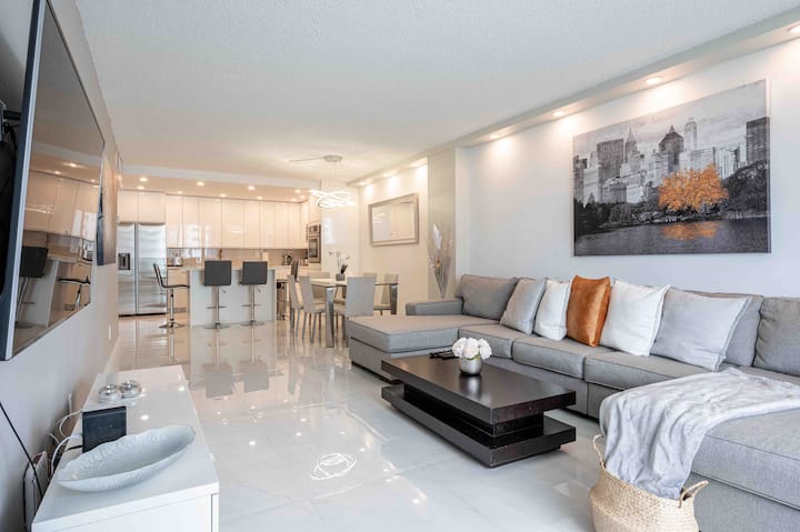 Beautiful Modern 2 Bedroom Condo Across The Beach. - Sunny Isles Beach, FL