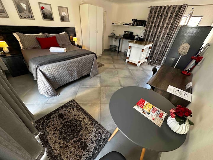 Spacious Queen Open-plan Unit (Ground Floor) - Pretoria
