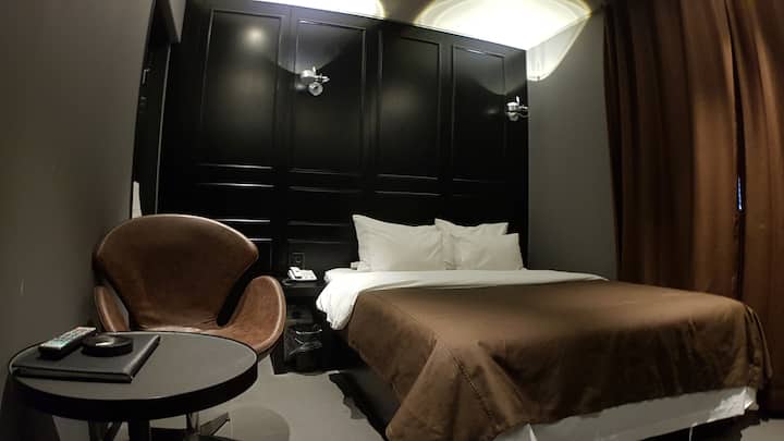 호텔어반트에 프리미엄 방입니다 깨끗하고 편안하고 넓은 주차장이 있는  숙박업소 입니다 - 쌍용동