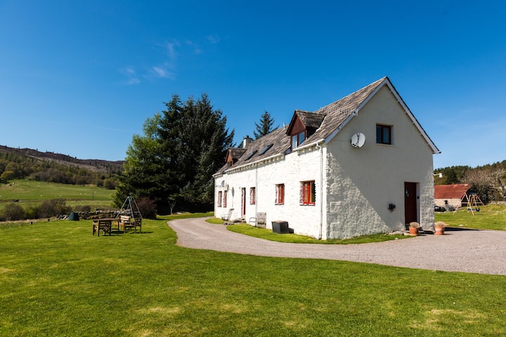 Beautiful Loch Ness Views From Spacious, Secluded Farmhouse Nr Inverness - Beauly