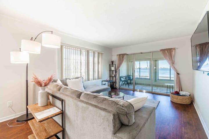 Beautiful Waterfront 2 Bedroom Condo - Clearwater, FL