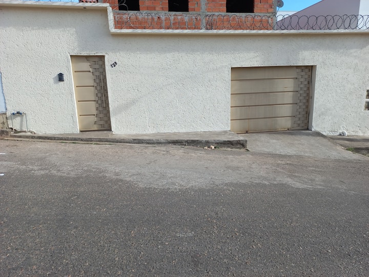Casa Agradável Com Quintal Amplo E Garagem - Diamantina