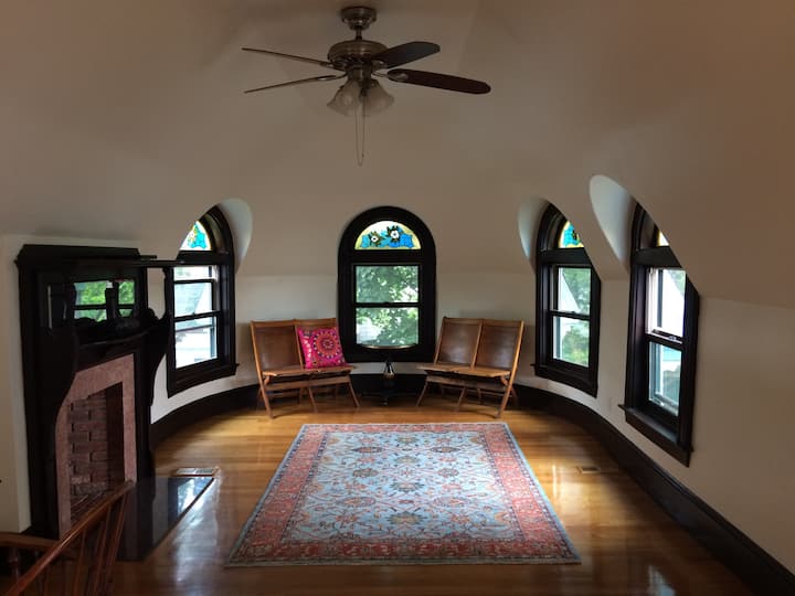 Secluded Tower Home In Bright Castle - Boston