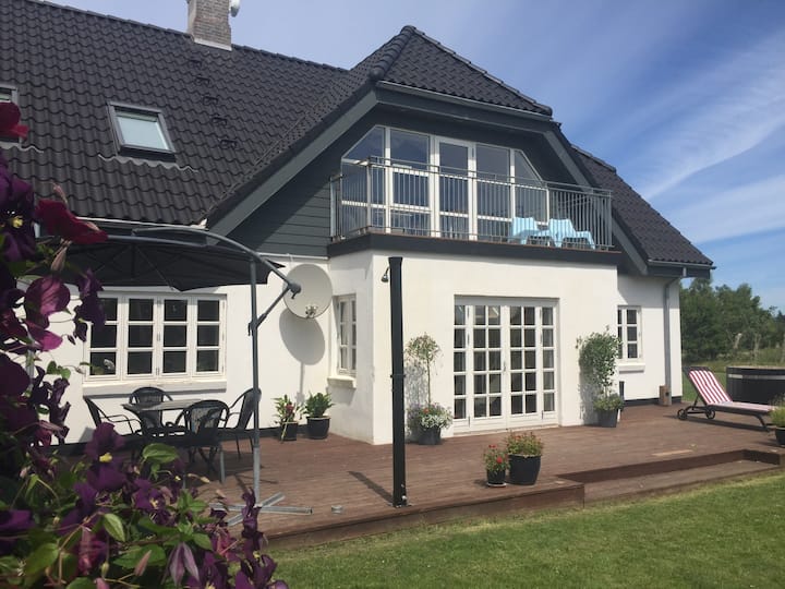 Flot Landsted Med Plads Til Børn. - Denmark