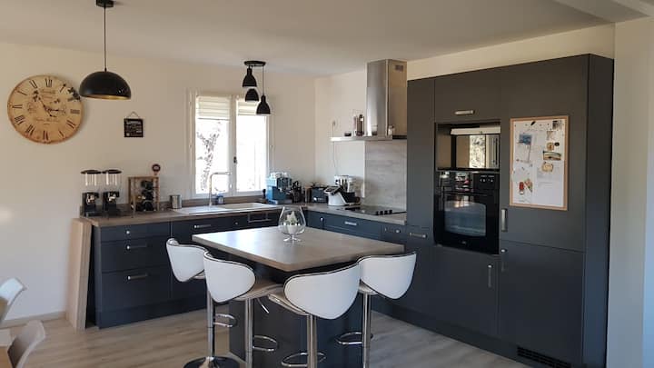 Très Belle Maison Sur Terrain Boisé. - Malaucène