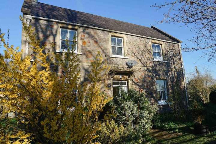 Picturesque Spacious Country Cottage Near Airport - Banwell Castle