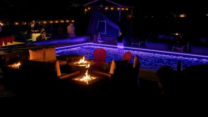 Crazy Backyard ! Pool & Hot Tub ! 13 Beds 3 Baths - Providence, RI