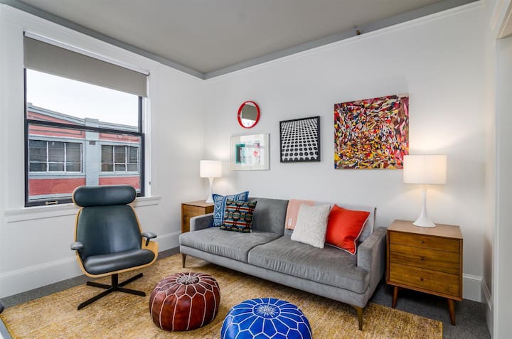 Norblad Hotel - Deluxe King Suite *Located Downtown* - Warrenton, OR