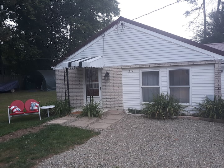 The Knotty Pine, Retro Airy Cottage By The Lake. - Edinboro, PA