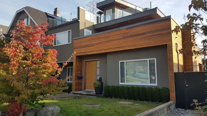 Modern 4 Bedroom Home - Huge Rooftop Patio - Vancouver