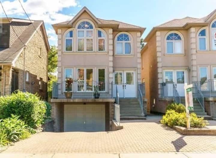 Charming 3bedroom House Near Subway W/yard&parking - Toronto