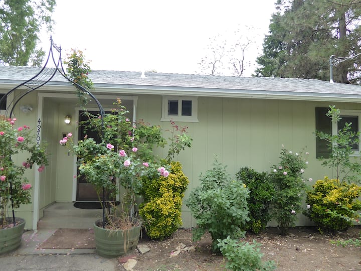 Nature's Neighborhood Bungalow - Adorable 10 Miles To Yosemite - Oakhurst, CA