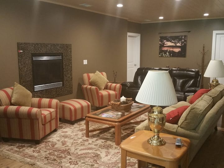 Elegant 2king Broom Apt Traverse City, Mi -2 Night - Shady Lane Cellars, Suttons Bay