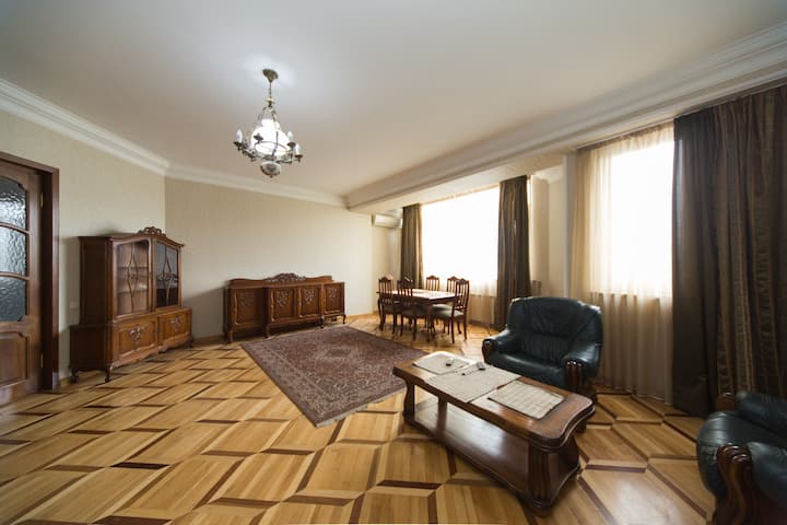 Spacious Comfortable Apartment In The City Center - Tbilisi
