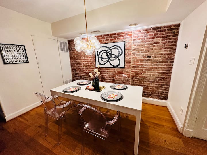 Chic&cozy 3bdrm Rowhome+parking! - Washington