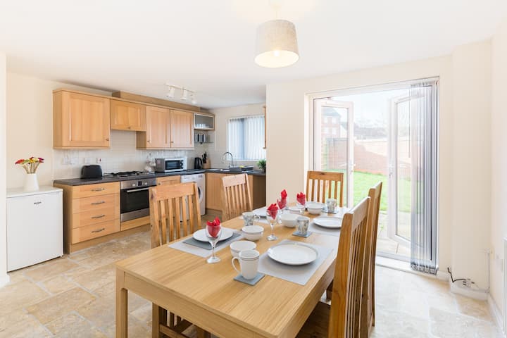 5 Bed House With Free Parking In Quiet Location - Wolverhampton