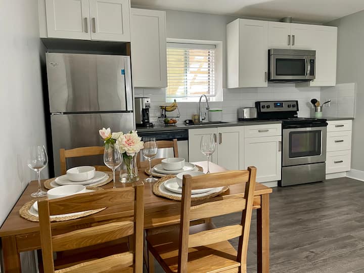Lovely Two Bedroom North Vancouver Suite! - 6400