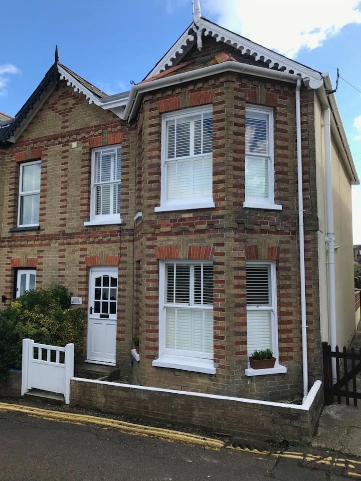 Gorgeous Cottage Near The Beach - Isle of Wight