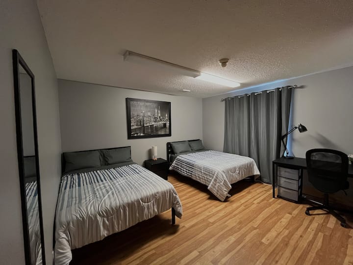 Spacious 8 Bedroom Home With Free Parking On Site - Gatineau