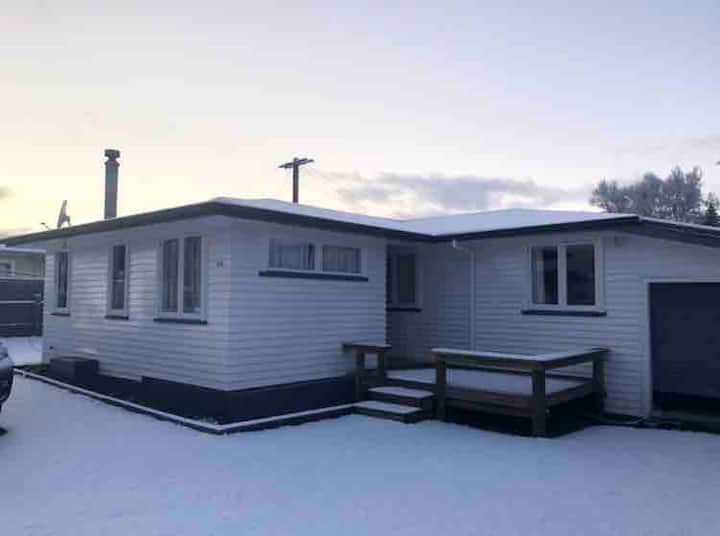 Cosy 4 Bedroom Ski House - Sleeps 10 - Ohakune